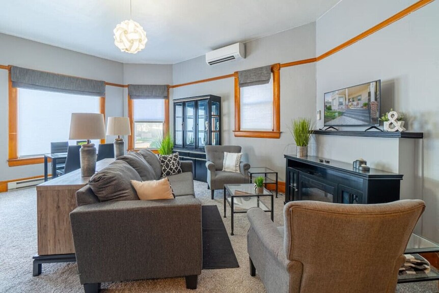 Rustic 3-bedroom, 1.5-bath Oasis By Downtown - Circus Circus Reno