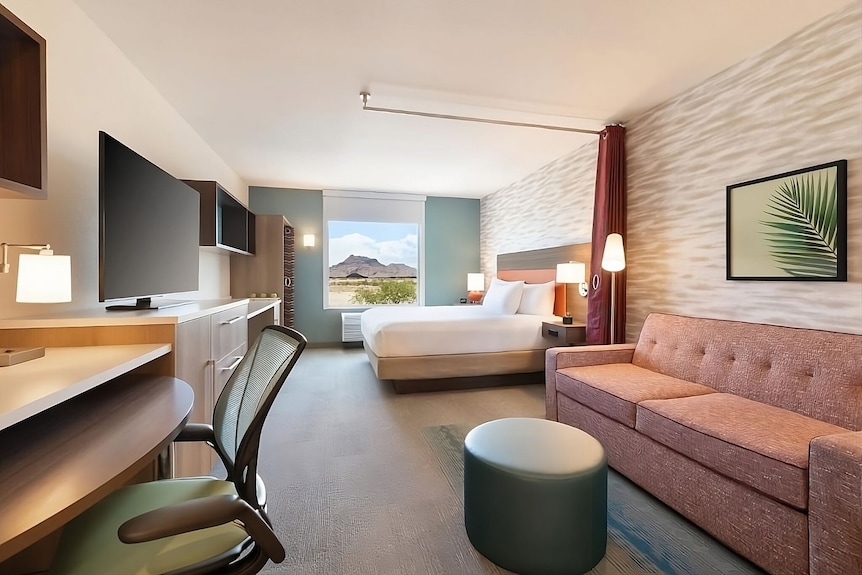 Your Private Retreat! Outdoor Pool, Free Breakfast, Pets Allowed, Free Parking! - メサ, AZ