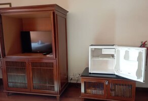 Chalé Premium, vista parcial para o mar | 1 quarto, secretária, ferro/tábua de engomar, roupa de cama fornecida 