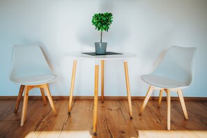 Apartamento, 1 cama individual, não fumadores, cozinha | Cofre no quarto, com decoração personalizada 
