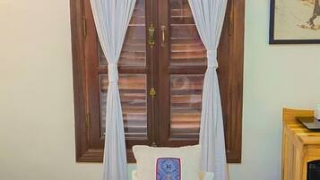 Minibar, secretária, Wi-fi grátis