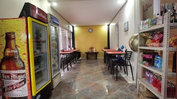 Café da manhã diário mediante uma taxa
