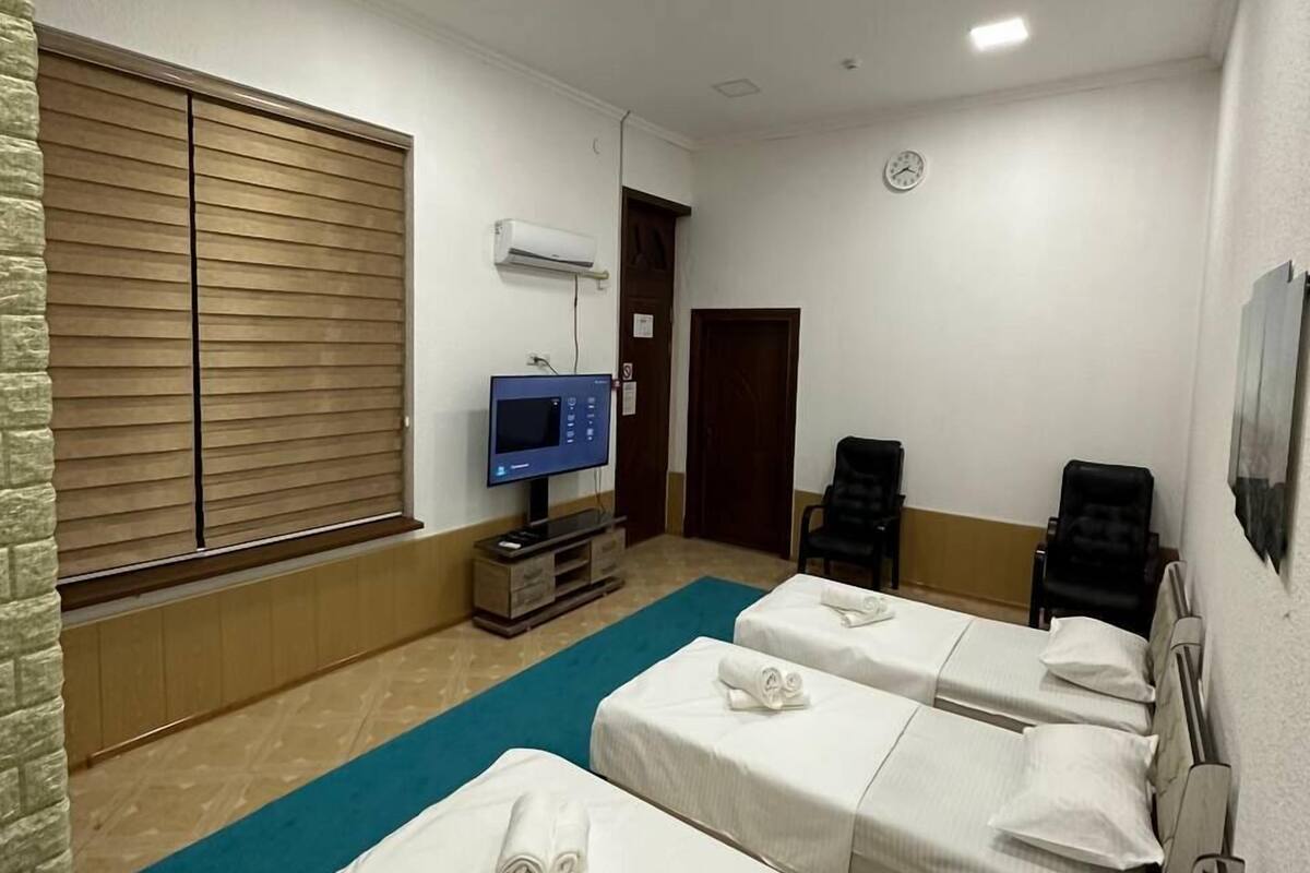 Quarto Triplo Cidade | Com decoração personalizada, com mobília individualizada, secretária