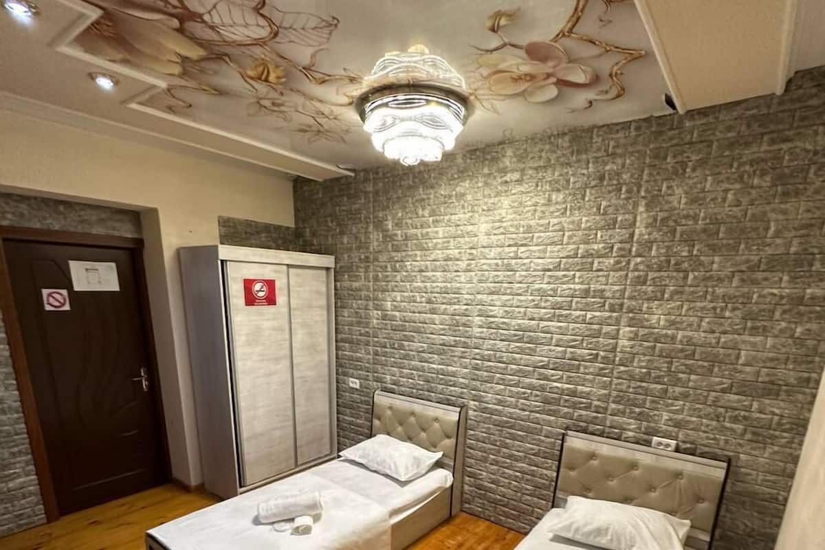 Quarto Twin Cidade | Com decoração personalizada, com mobília individualizada, secretária