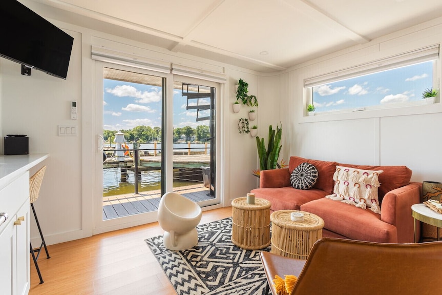 Bung-a-flo Tiny Bohemian Designed Floating Home W/ 360 Waterfront Views - Maryland