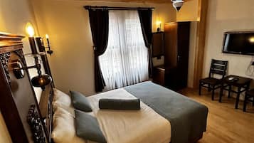 Quarto Duplo Deluxe | Com decoração personalizada, com mobília individualizada, secretária