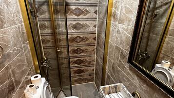 Quarto Duplo Deluxe | Casa de banho | Artigos de higiene pessoal grátis, um secador de cabelo, chinelos