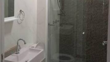 Chinelos, toalhas fornecidas