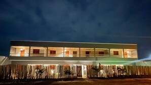 Um edifício moderno com telhado plano e várias janelas.