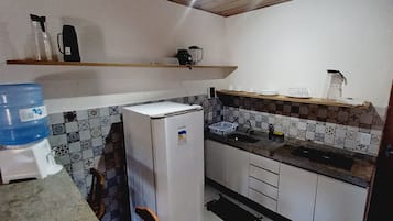 Geladeira, fogão, liquidificador, talheres/pratos/utensílios de cozinha