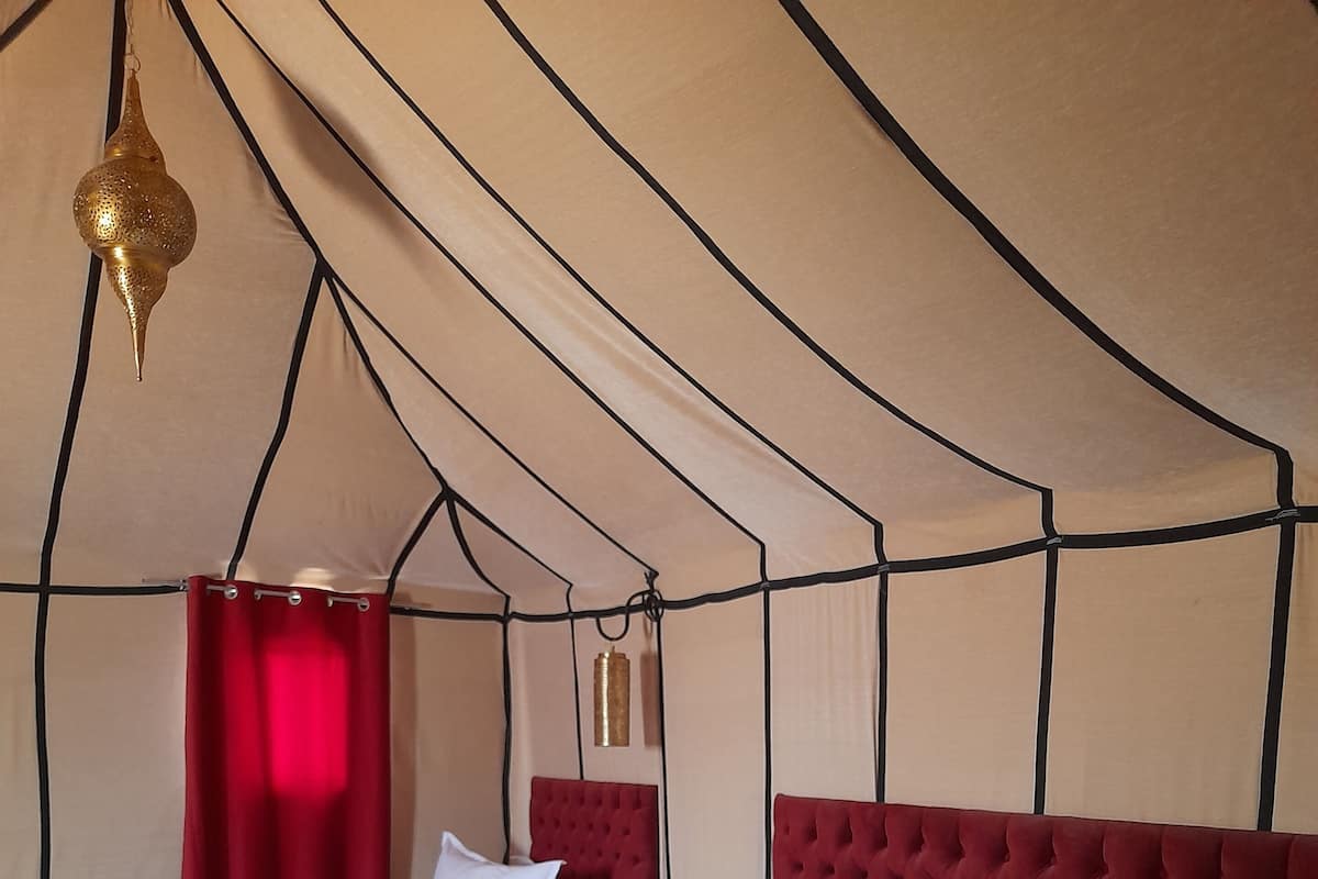 Tenda de Luxo | Wi-fi grátis, com decoração personalizada, com mobília individualizada 