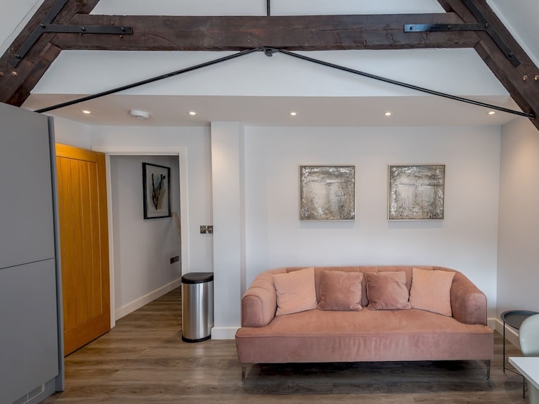 1 Bed 40d Dahlia Contemporary Town Centre Apartment - Pass The Keys - Shrewsbury