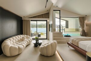 Presidential Sea View Suite with Hammam & Private Sky Pool | Edredões de penas, minibar, cofre com capacidade para portátil 