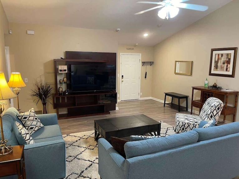 Spacious 4 Bedroom Home - Big Yard! - Kingsland, GA