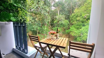 Apartamento, 2 quartos, acessível, varanda | Refeições ao ar livre