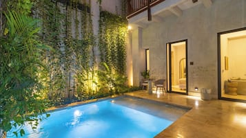 Suite Presidencial, 2 quartos, piscina privativa, no rés do chão | Roupa de alta qualidade, camas de colchão pillowtop, minibar