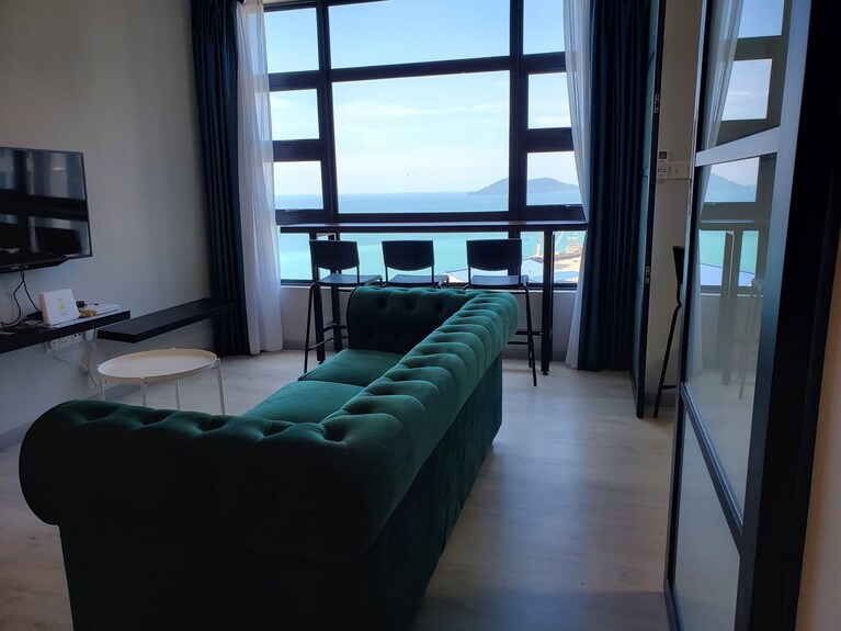 Jesselton Quay Is A Condominium In Kota Kinabalu Offering A Private Pool - Kota Kinabalu