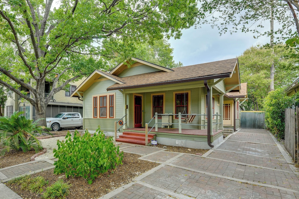 San Antonio Gem In Prime Location W/ Outdoor Space - San Antonio, TX