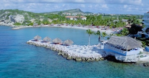 Praia particular, areia branca, barracas de praia (sobretaxa) 