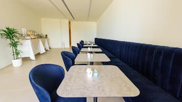 Pequeno-almoço tipo buffet diário (7 EUR por pessoa)