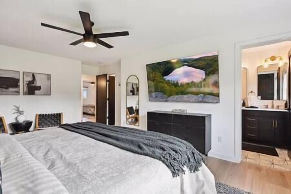 Luxury Cowdry Cottage Lake Home - Douglas County | Vrbo