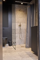 Apartamento Design | Casa de banho | Um polibã, artigos de higiene pessoal grátis, um secador de cabelo