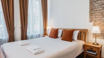 1 quarto, cofres nos quartos, espaço de trabalho para notebook