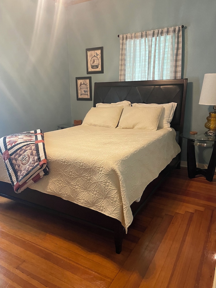 Cozy up at Foxtrot Inn! Immaculate! Outdoor Grain Bin BBQ area! Dog ...