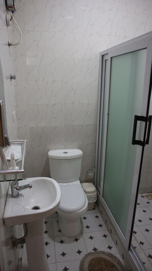 Quarto Standard | Casa de banho | Um polibã, toalhas fornecidas 