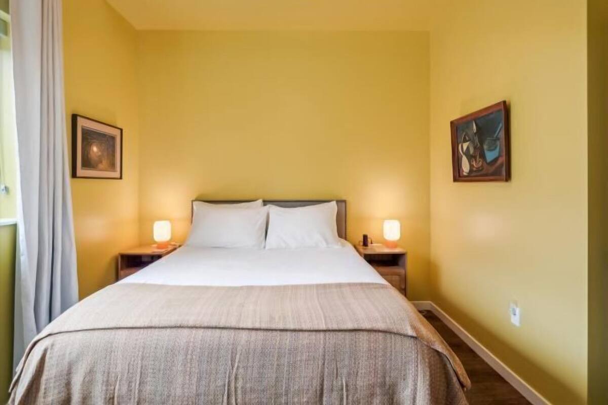 Com decoração personalizada, com mobília individualizada