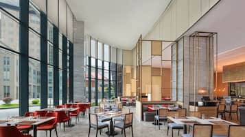 5 restaurantes, com serviço de almoço e jantar; culinária chinesa