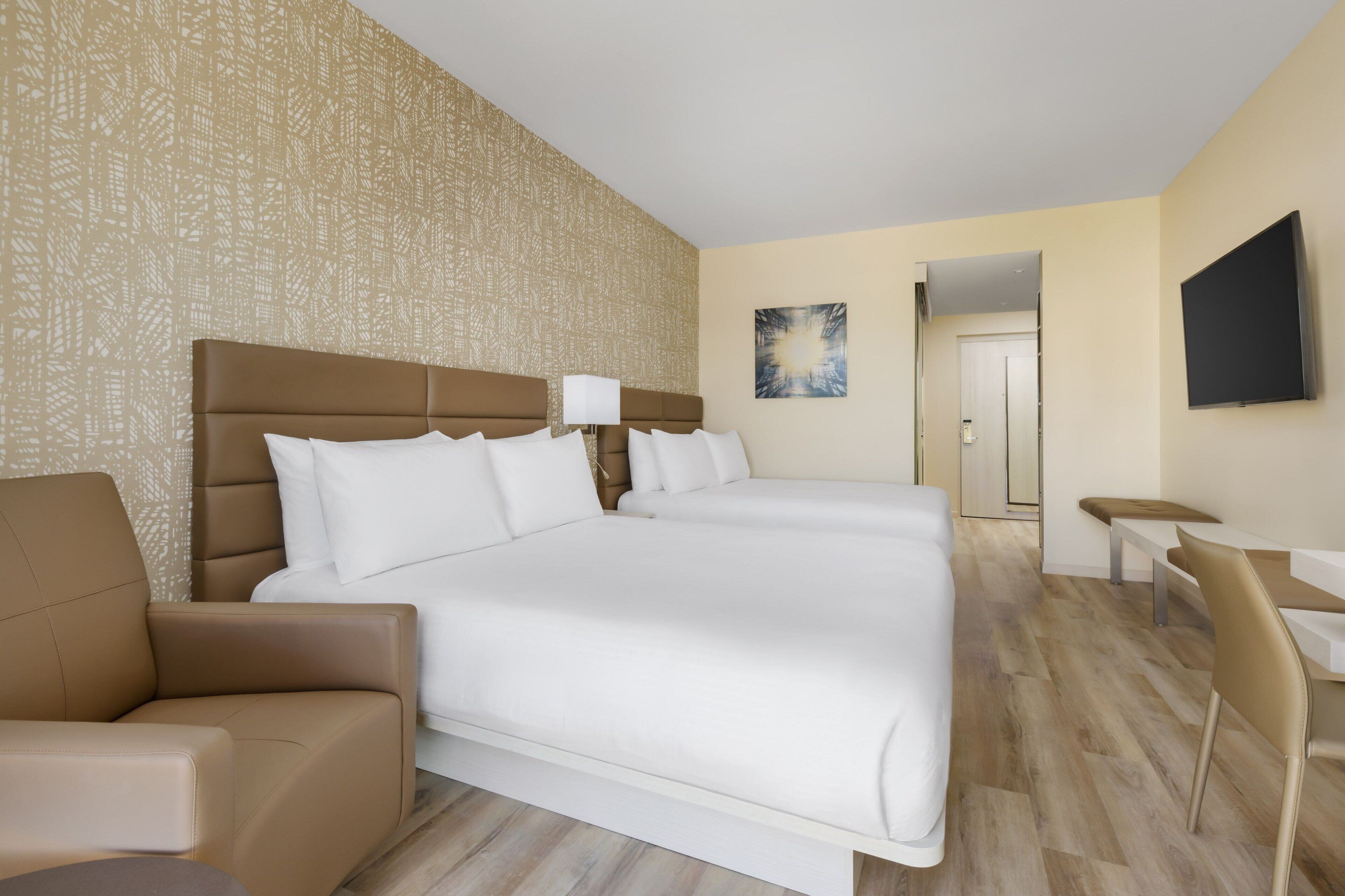 Cofre no quarto, com decoração personalizada 