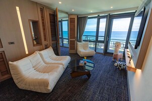 Quarto quádruplo standard | Área de estar | TV de tela plana 32 polegadas com canais digitais