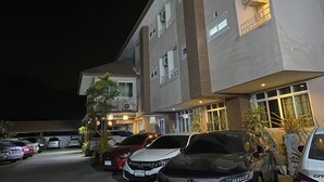 Um hotel com vários andares e estacionamento.