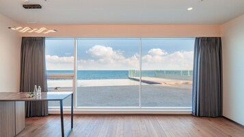 Quarto Duplo Standard, 2 camas de casal, não fumadores, vista para a piscina | Sala de estar | Smart TV de 50 polegadas com canais por cabo 