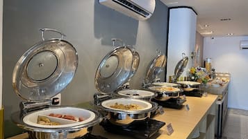 Pequeno-almoço tipo buffet diário (100000 IDR por pessoa)