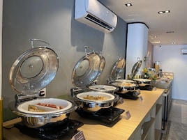 Café da manhã com buffet todos os dias mediante uma taxa