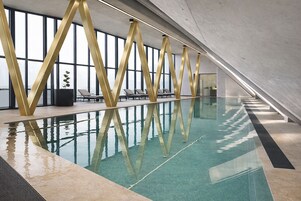Piscina interna, funciona das 7h às 22h, guarda-sóis, espreguiçadeiras