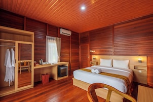 Quarto Deluxe | Secretária, cortinas/cortinados opacos, camas desdobráveis