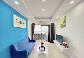 Apartamento família | Área de estar | Smart TV 49 polegadas com canais a cabo