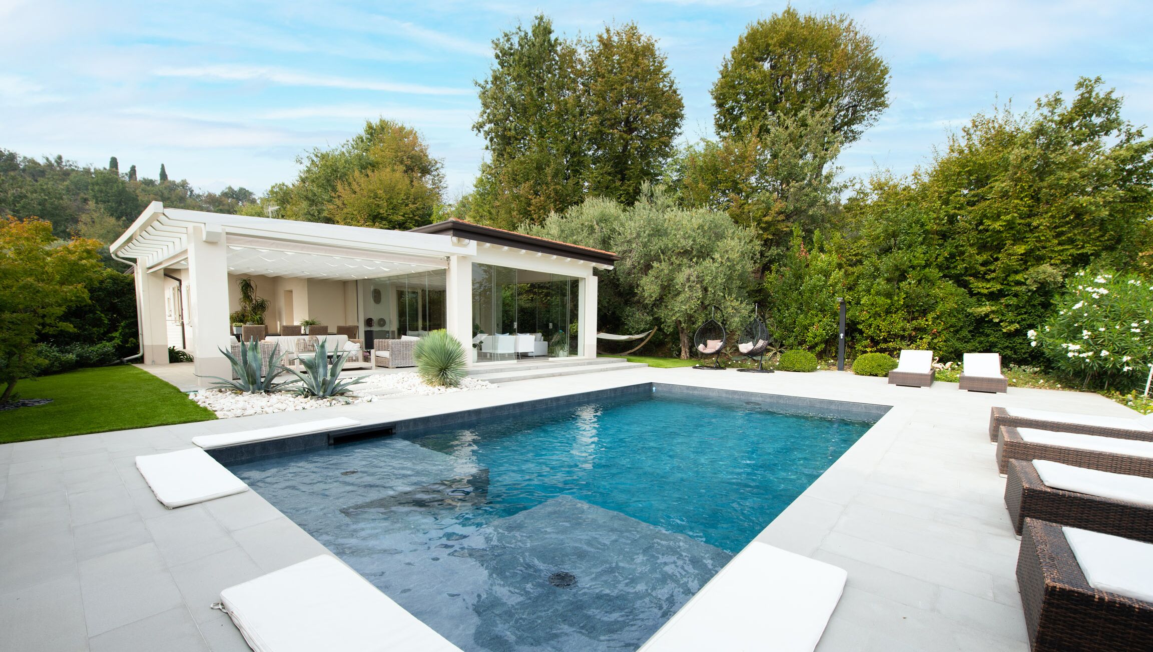 Piscina exterior, espreguiçadeiras 