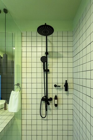 Quarto Twin Standard | Casa de banho | Um polibã, artigos de higiene pessoal grátis, um secador de cabelo