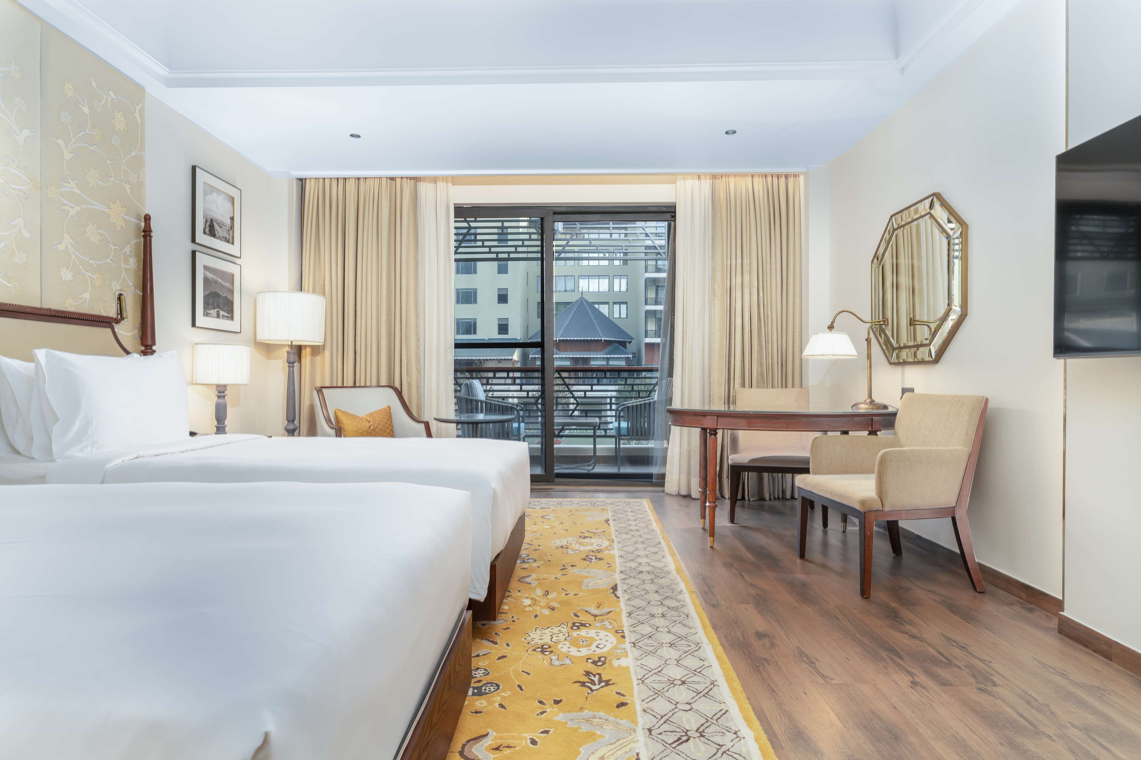 Frigobar, cofres nos quartos, escrivaninha