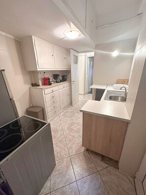 Apartamento Superior | Cozinha privada | Um frigorífico/congelador grande, um forno, uma placa de cozinha 