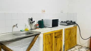 Casa Deluxe | Cozinha privada | Um frigorífico, um micro-ondas, uma placa de cozinha