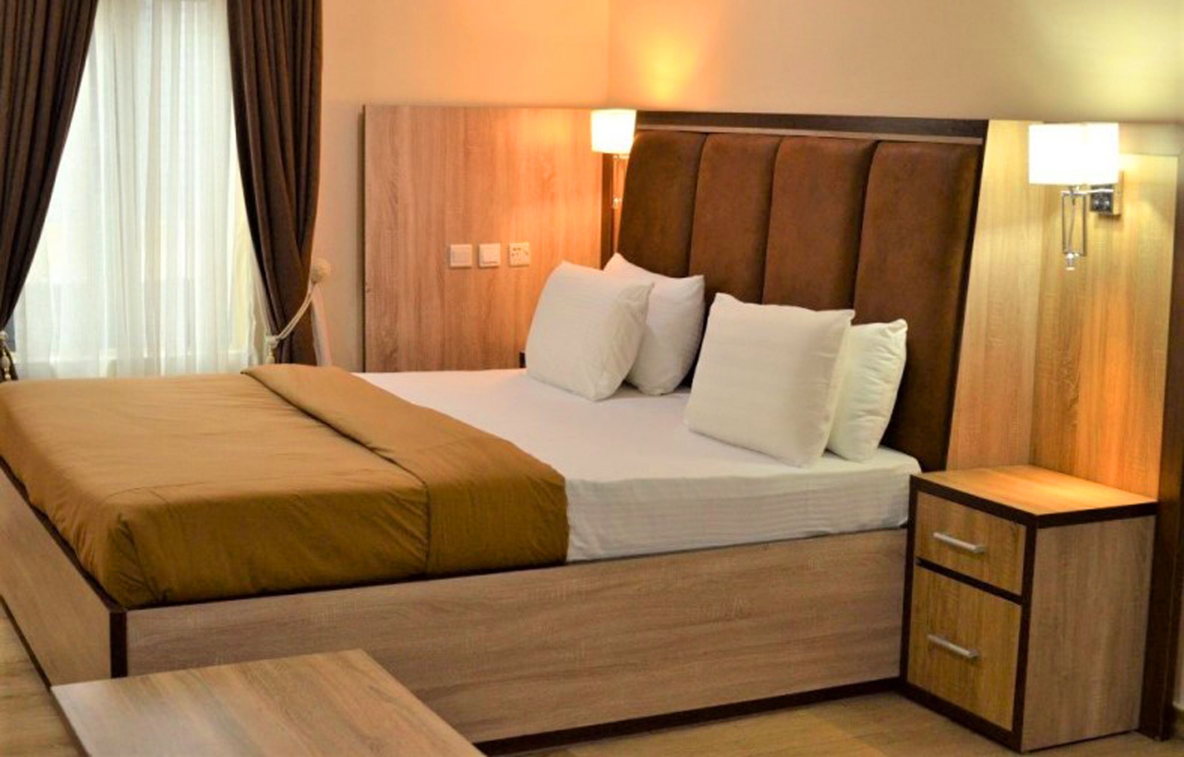 Quarto clássico | Roupas de cama premium, individualmente mobiliados, escrivaninha