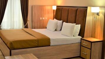 Quarto clássico | Roupas de cama premium, individualmente mobiliados, escrivaninha
