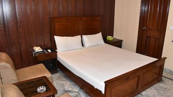 Quarto casal luxo | Escrivaninha, quartos à prova de som, ferros/tábuas de passar roupa