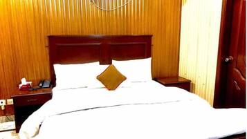 Quarto casal luxo | Escrivaninha, quartos à prova de som, ferros/tábuas de passar roupa