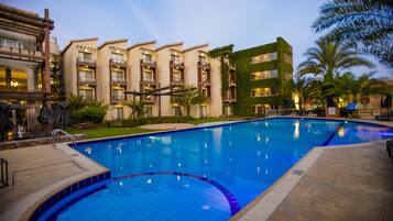 Piscina exterior, da(s) 8:00 à(s) 18:00, guarda-sóis, espreguiçadeiras